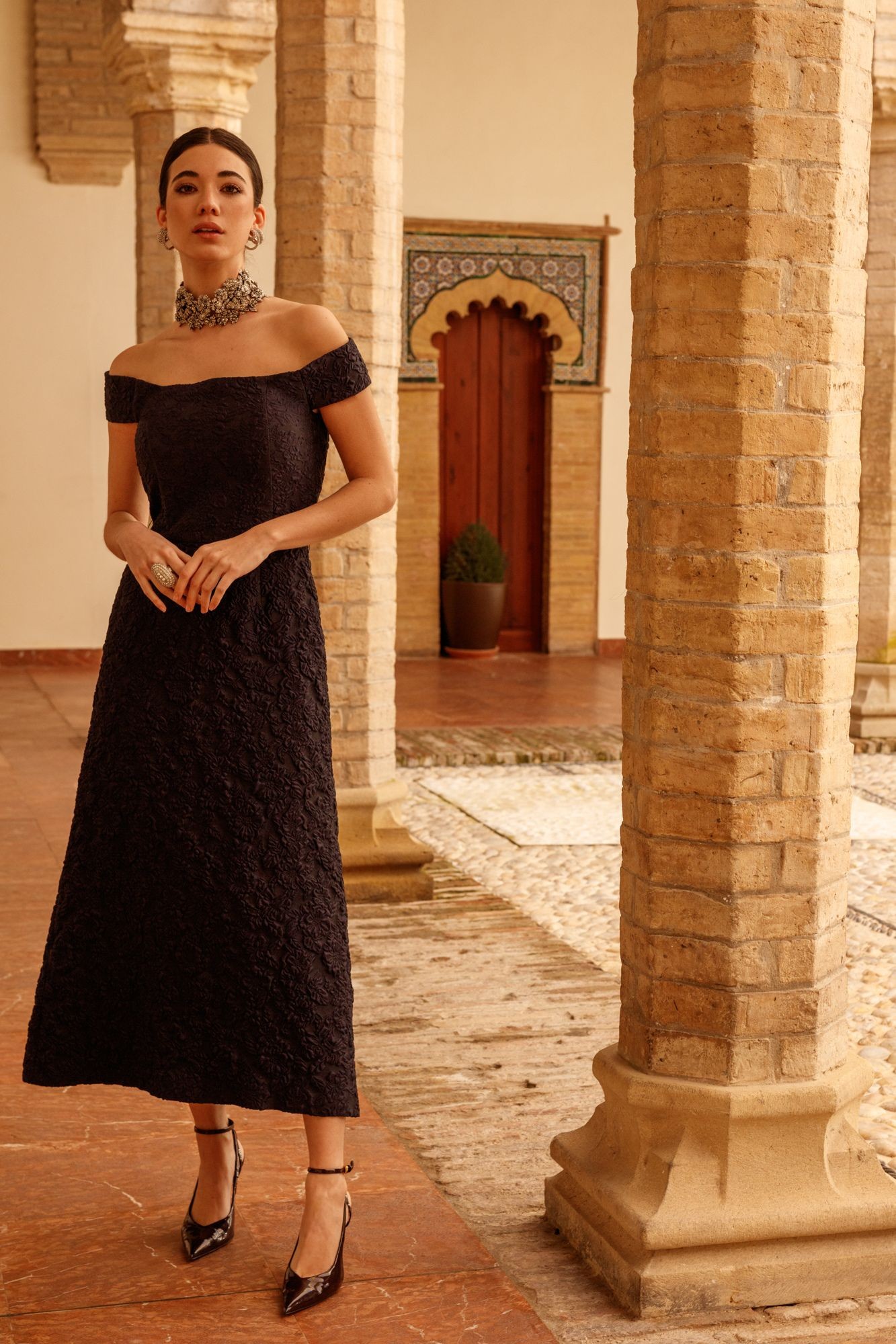 Vestido Ataurique Azul Marino – Escote Bardot Largo Midi