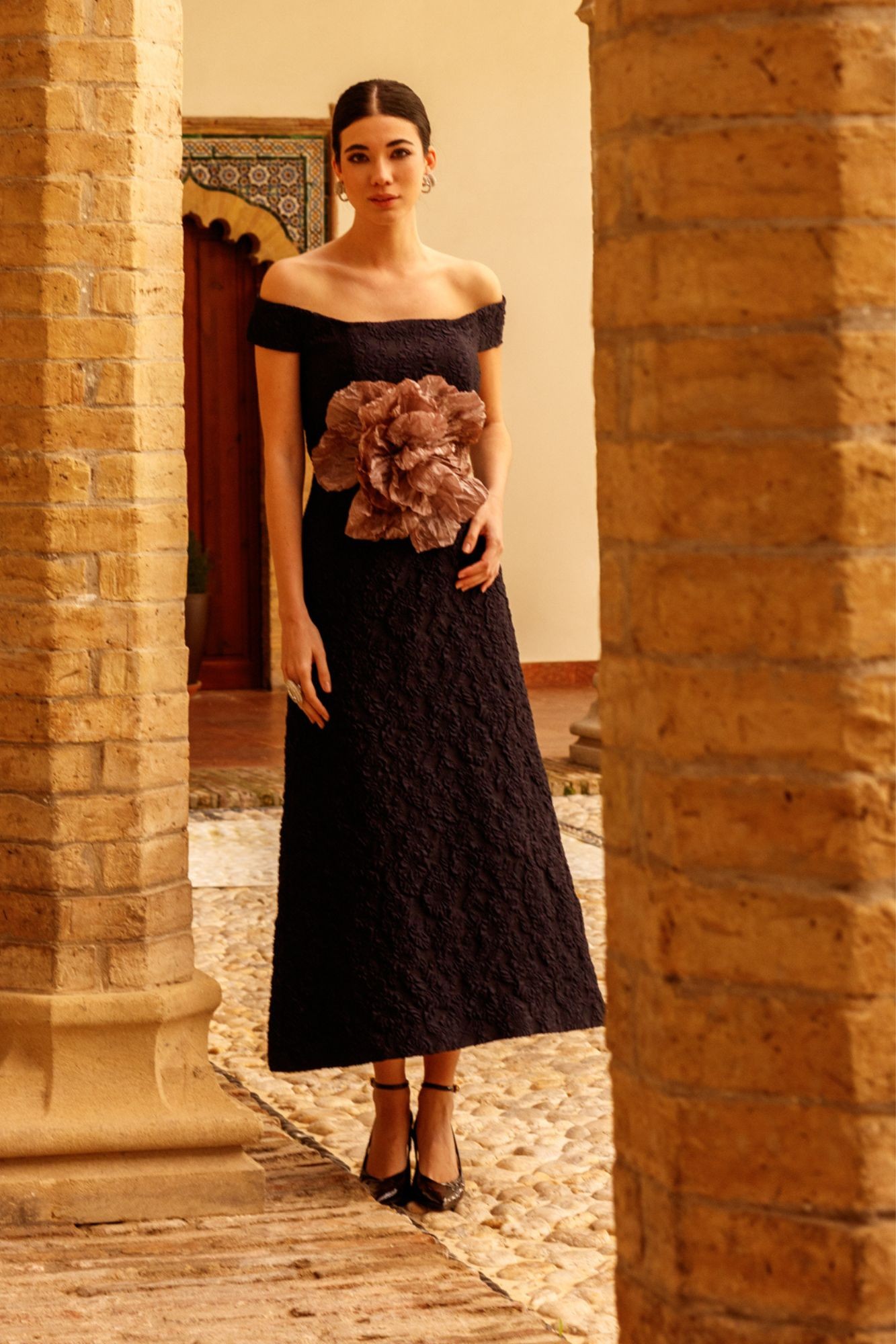 Vestido Ataurique Azul Marino – Escote Bardot Largo Midi
