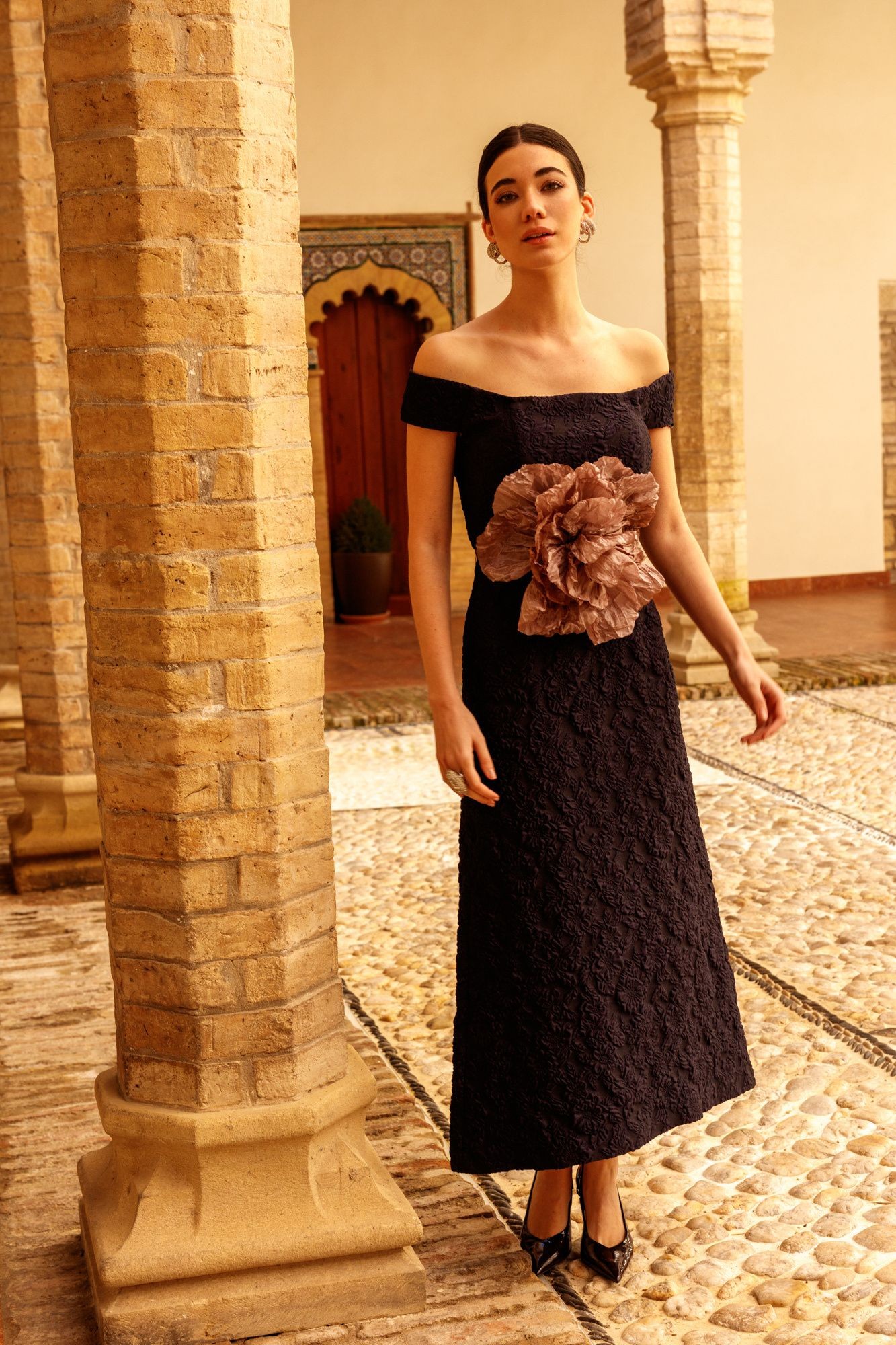 Vestido Ataurique Azul Marino – Escote Bardot Largo Midi
